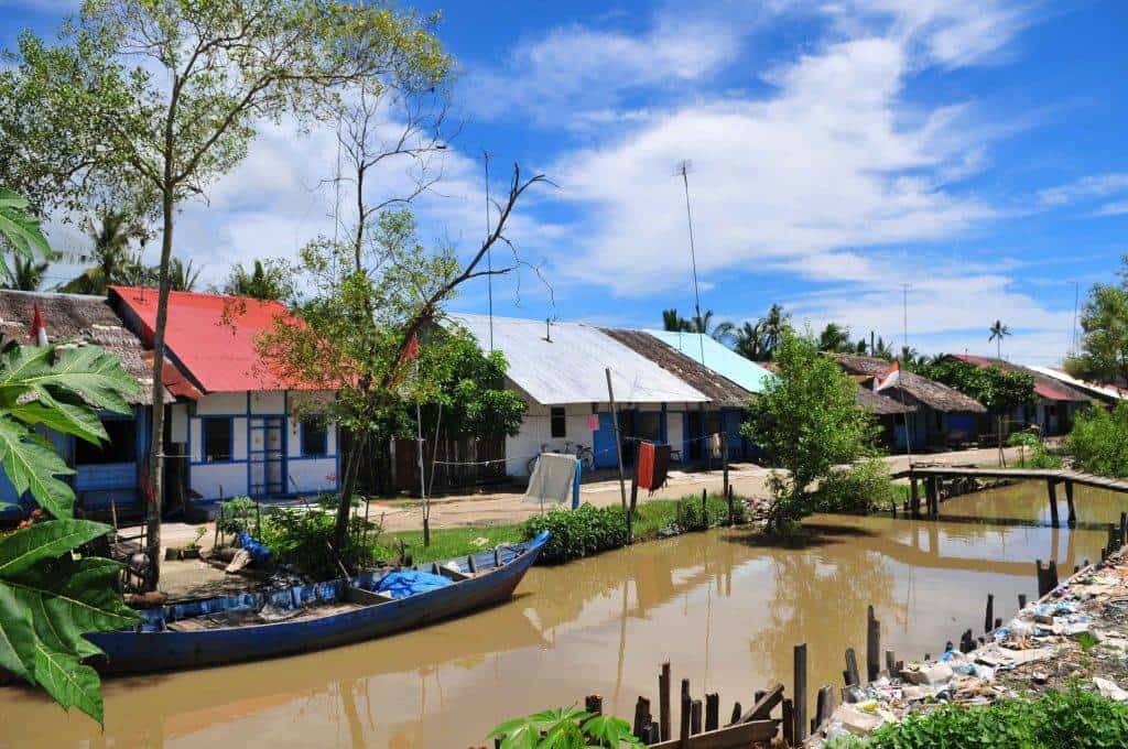 EAST KALIMANTAN (PEOPLE OF THE RAINFOREST) - Travelmarbles